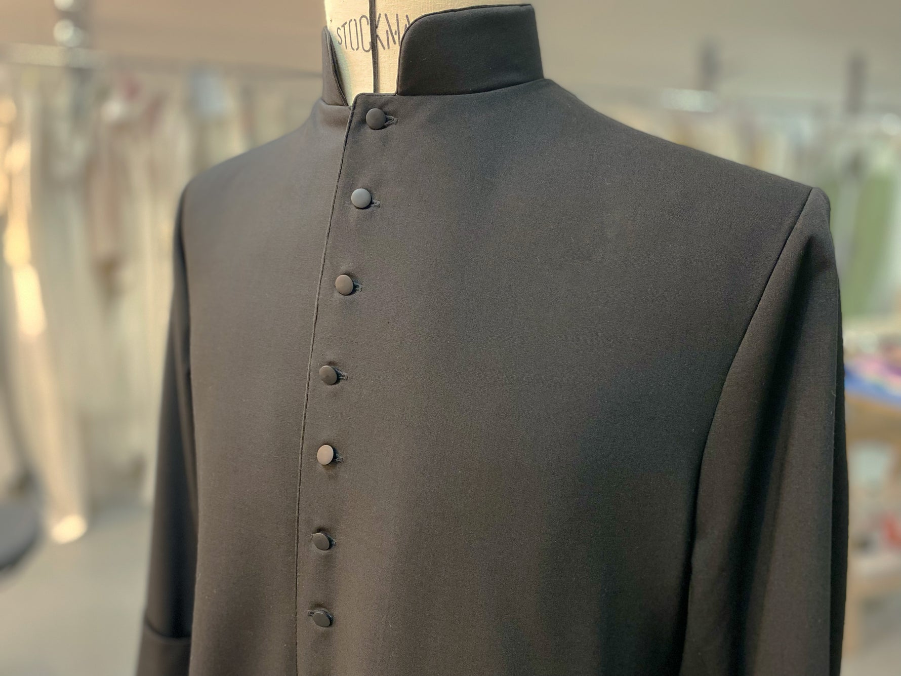 Vêtements liturgiques fabriqués en France - La Maison de la Soutane